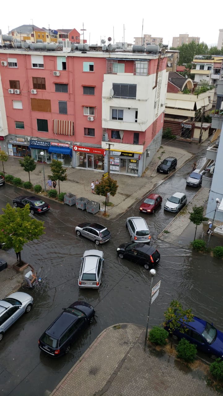 Rrugët e Durrësit pushtohen nga ujërat e zeza - Vizion Plus