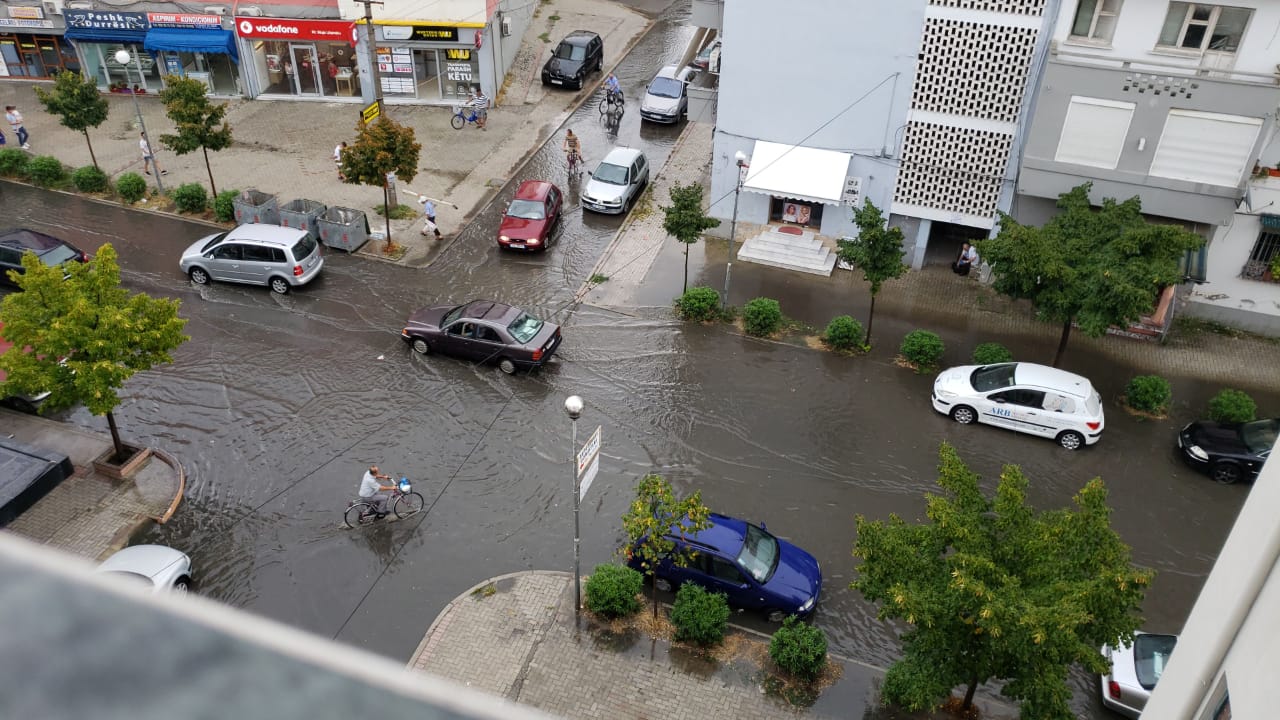 Rrugët e Durrësit pushtohen nga ujërat e zeza - Vizion Plus