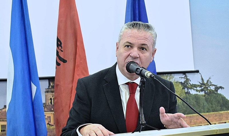 Murrizi nuk përmbahet: Gej perversa e tufa kërmijsh nuk bëhen dot ...