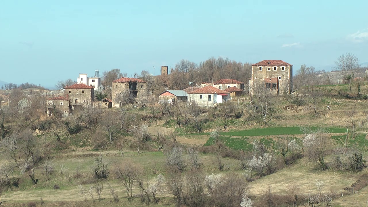 Fshati me kullat e harruara, kërkohet investim për kthimin e tyre në ...