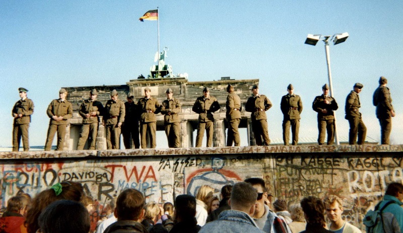 FOTOT më pikante nga rrëzimi i Murit të Berlinit më 9 nëntor 1989 ...