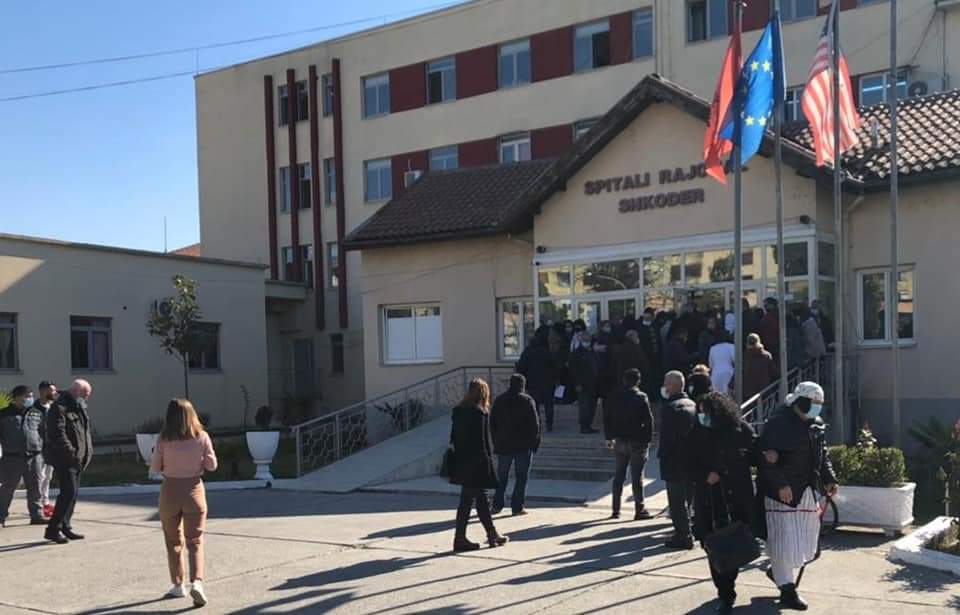 Spahia: Fluks qytetarësh para spitalit të Shkodrës që presin për vizitë ...