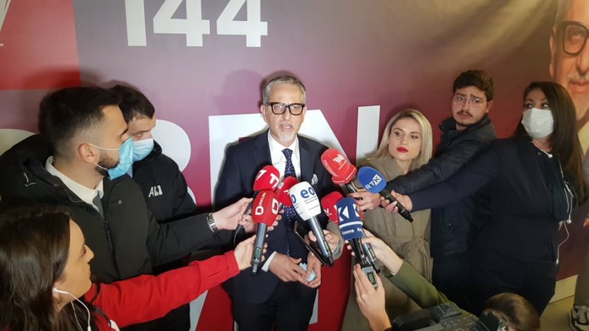 Arben Vitia pranon humbjen dhe uron rivalin e tij për fitoren e ...