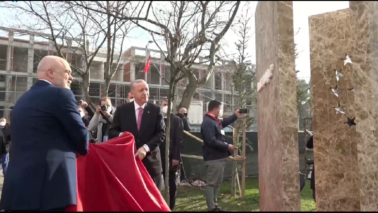 Inagurohet ‘Sheshi Erdogan’ në Laç - Vizion Plus