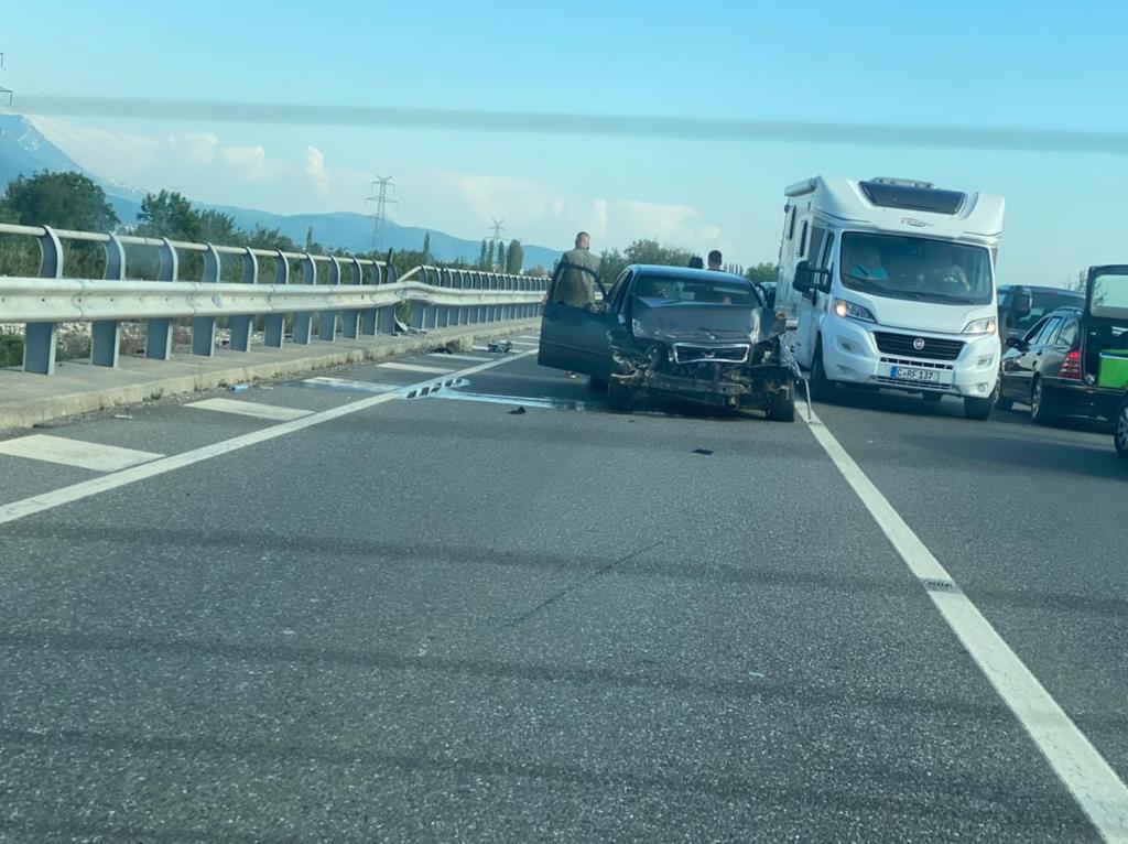 Një tjetër aksident në Lezhë/ Makina përplaset me barrierat anësore të ...