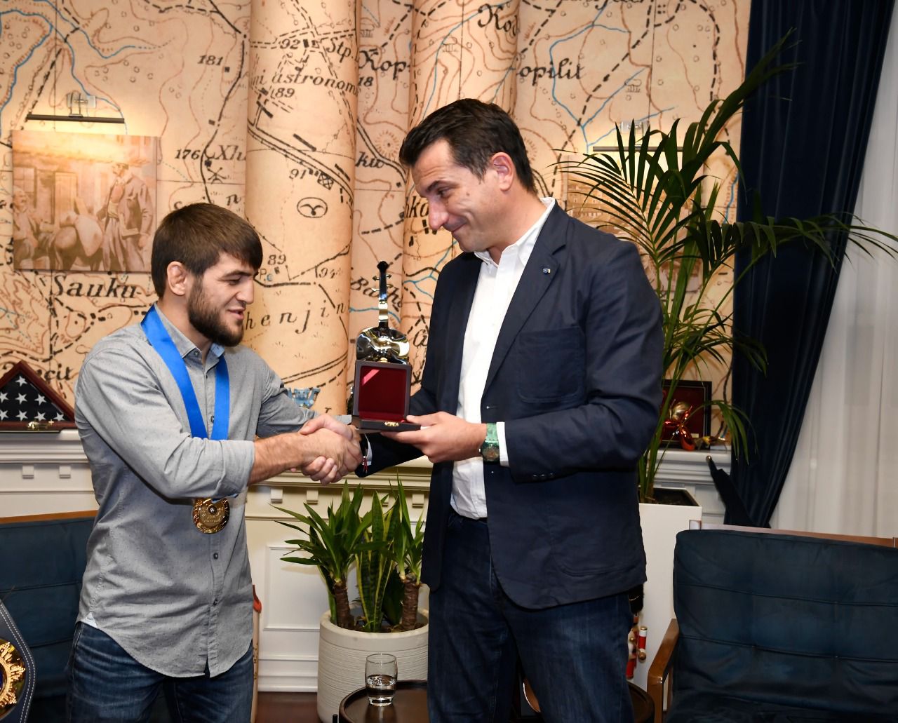 Veliaj i jep Medaljen e Mirënjohjes kampionit të botës në mundje ...