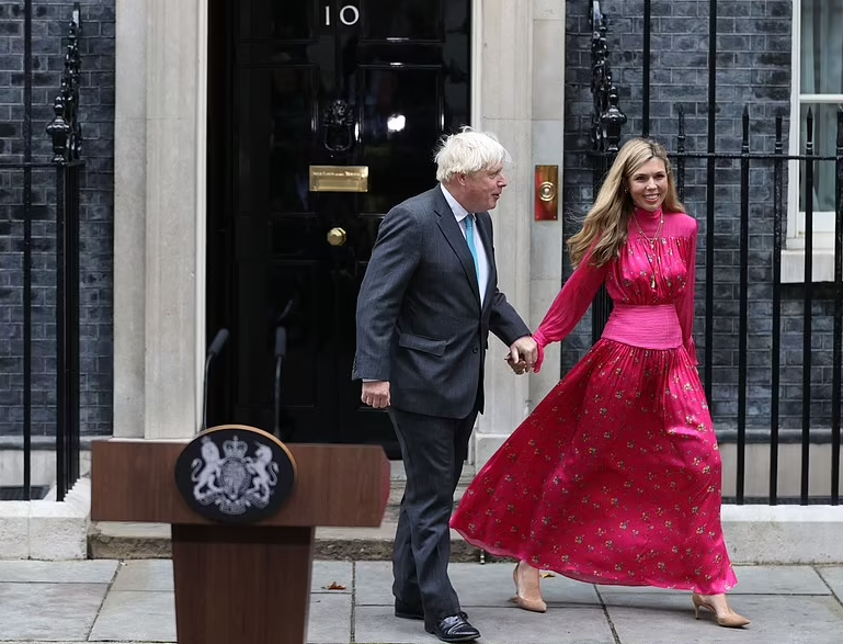 Boris Johnson dorëzon detyrën/ “Koha që të gjithë të mbështesim Liz ...