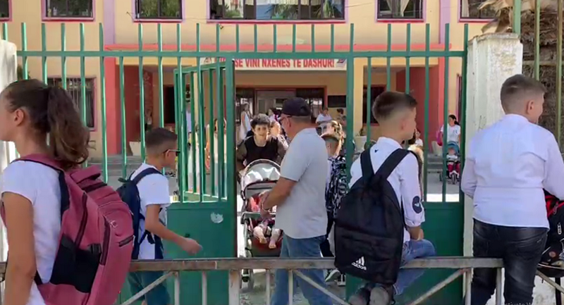 Mësim në shkolla pritëse; rreth 4700 nxënës në Durrës vuajnë ende ...