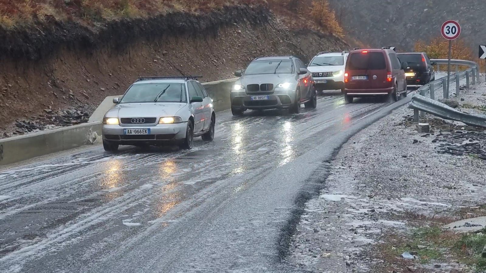 Vështirësohet lëvizja e automjeteve në bypass-in e Murrizit/ Breshëri ...