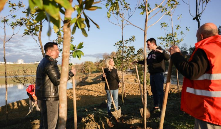 Mbillen 510 pemë në Liqenin e Farkës/ Veliaj: “I lumtur që po i ...