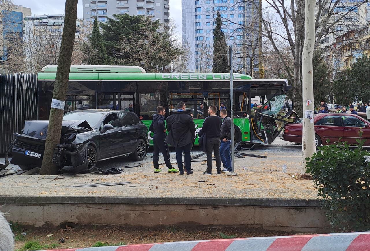 Autobuzi i Unazës u përplas me 10 makina, skena filmi në Tiranë ...