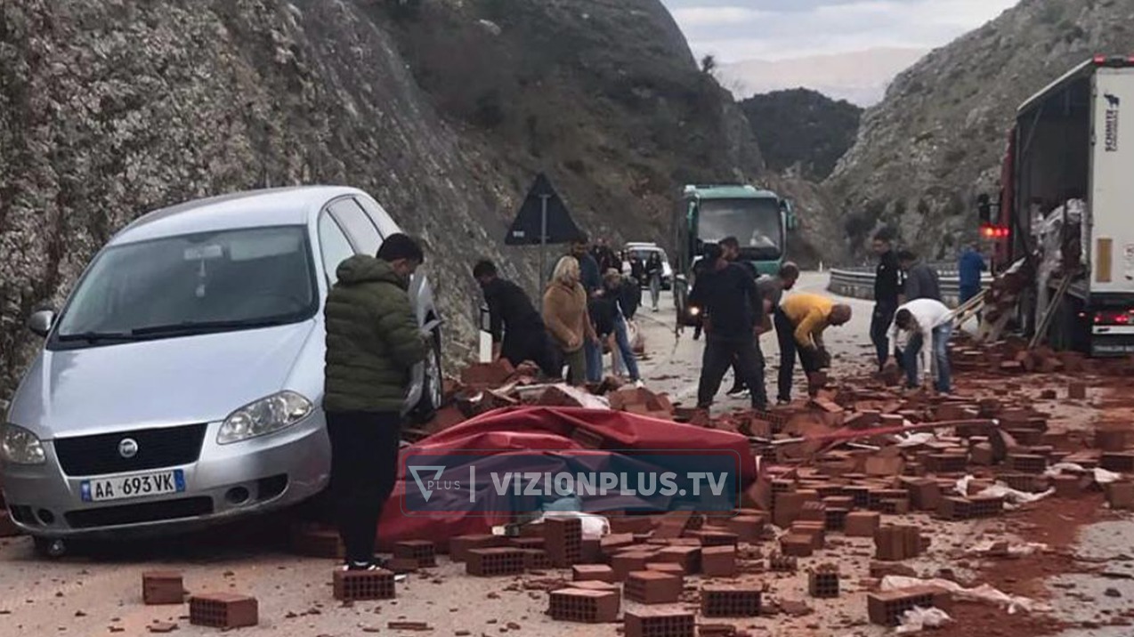 FOTO/ Tullat bien nga kamioni në aksin Kardhiq-Sarandë, makina ...