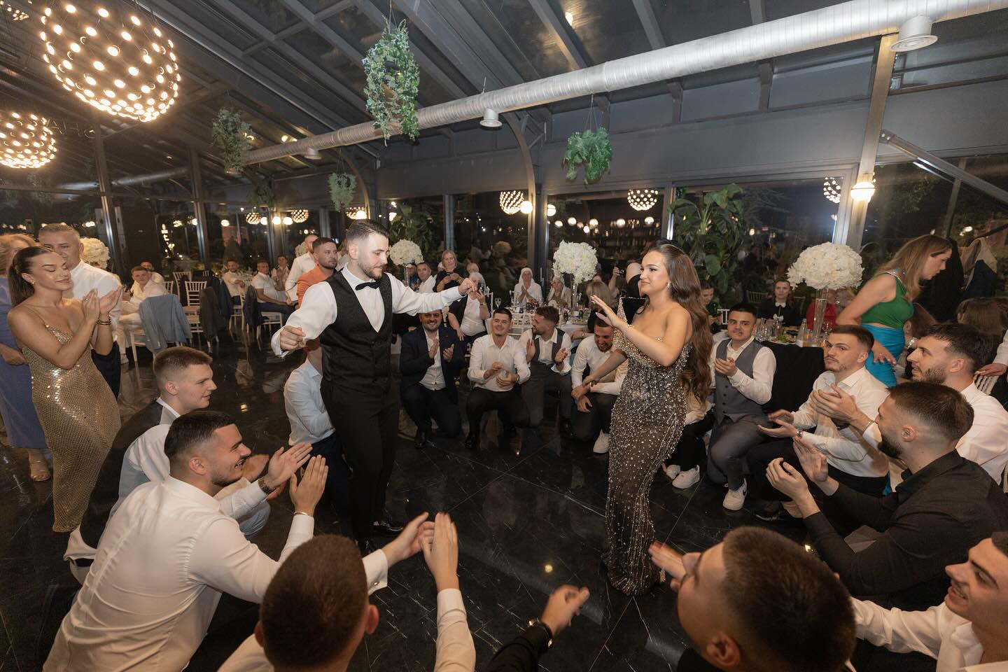 FOTO/ Fejohet djali i politikanit shqiptar, dalin pamje nga festa ...