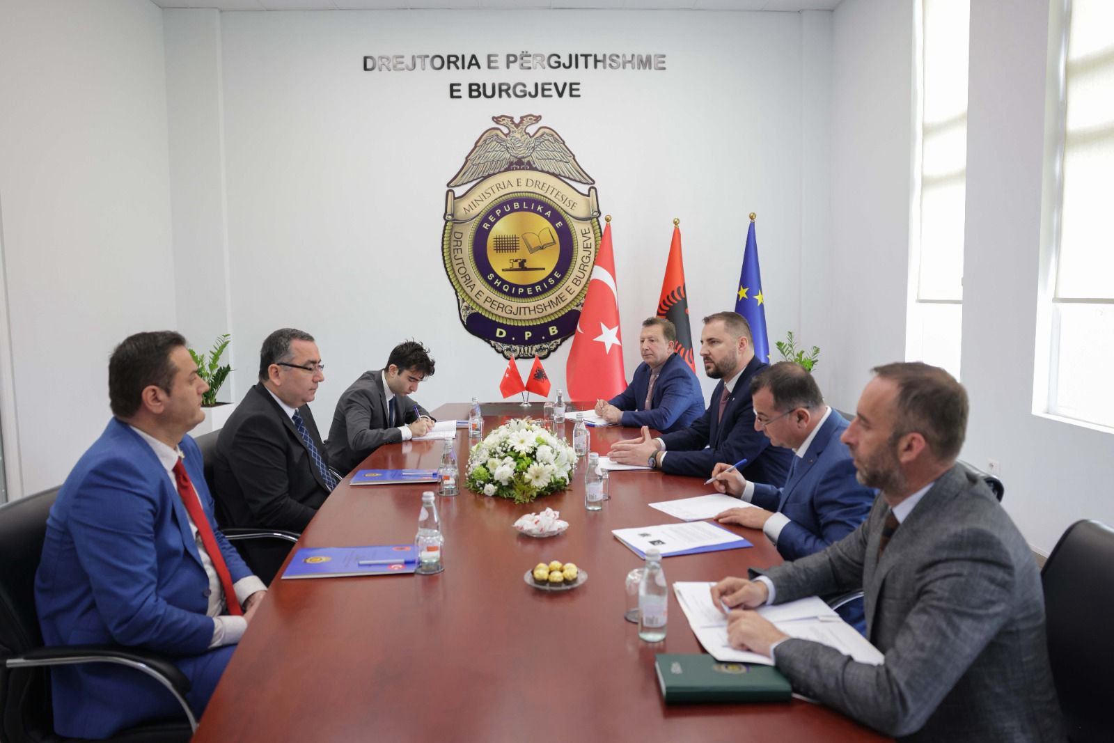 Drejtori i Përgjithshëm i Burgjeve, Klevis Qose, pret ambasadorin turk ...