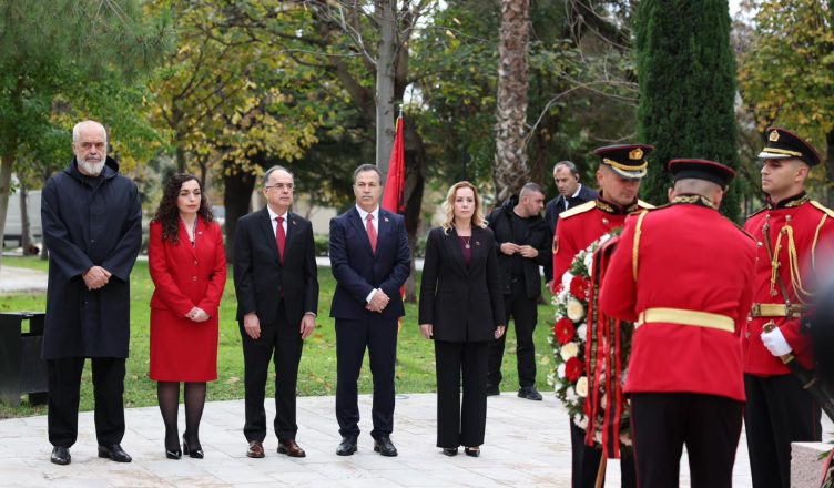 Ceremonia e ngritjes së flamurit, Rama, Osmani dhe Begaj në Vlorë ...