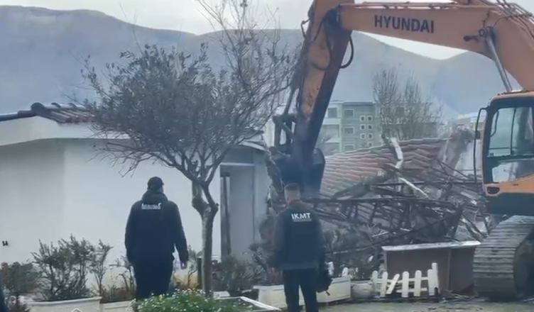 IKMT zbarkon në Radhimë, shembet një restorant, pritet prishja e 4 ...